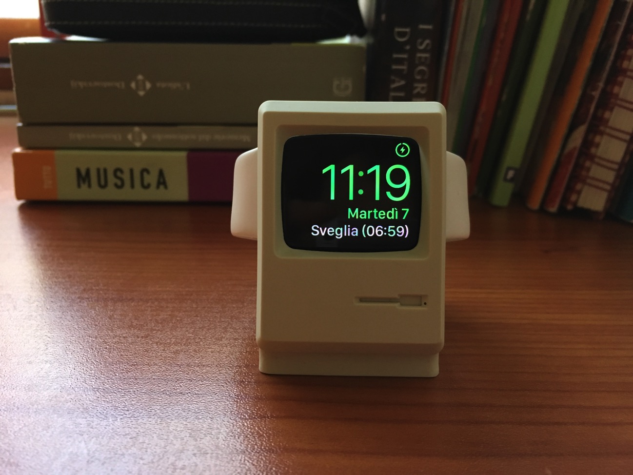Moof! Apple Watch cade dal comodino, il Macintosh 128K lo salva ...